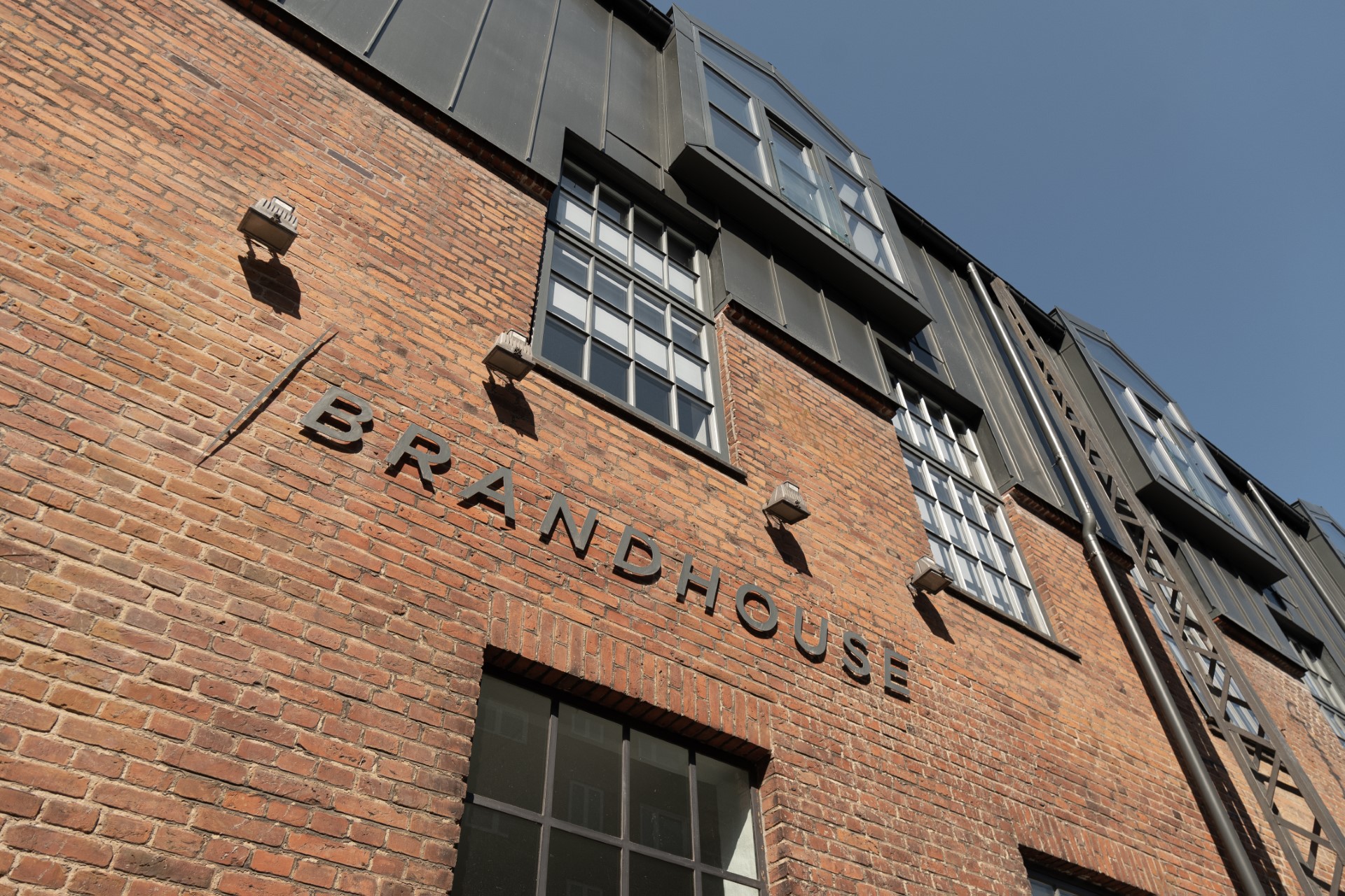 Brandhouse dropper efternavnet - Dansk Markedsføring