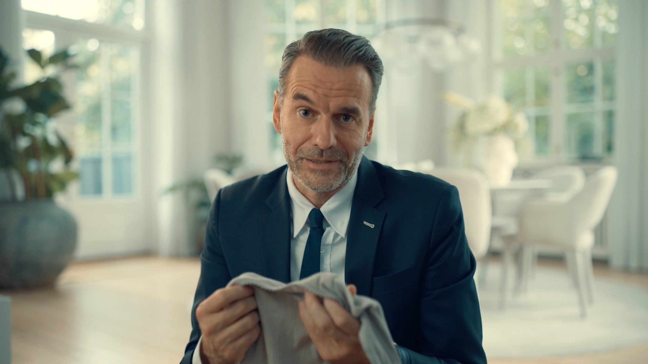 Jesper Buch opfordrer til genbrug: "Birgit, jeg tænker, den skal videre" - Dansk Markedsføring