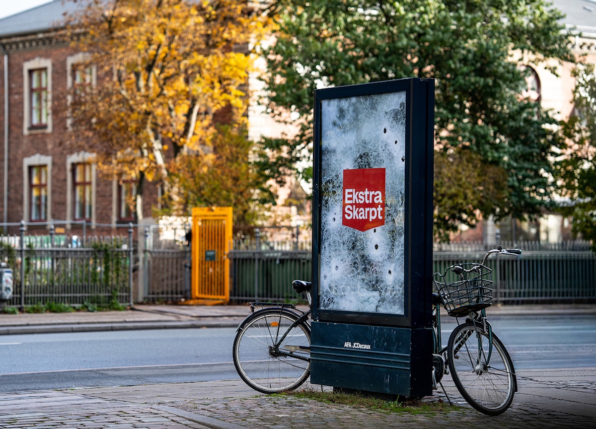 Uncle piller ved Ekstra Bladets logo - Dansk Markedsføring